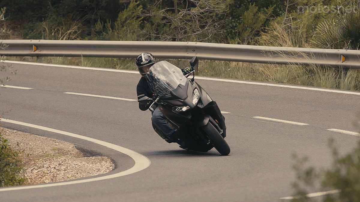 Comparativo Kymco AK Premium vs Yamaha TMAX Tech Max | Noticias motos.net