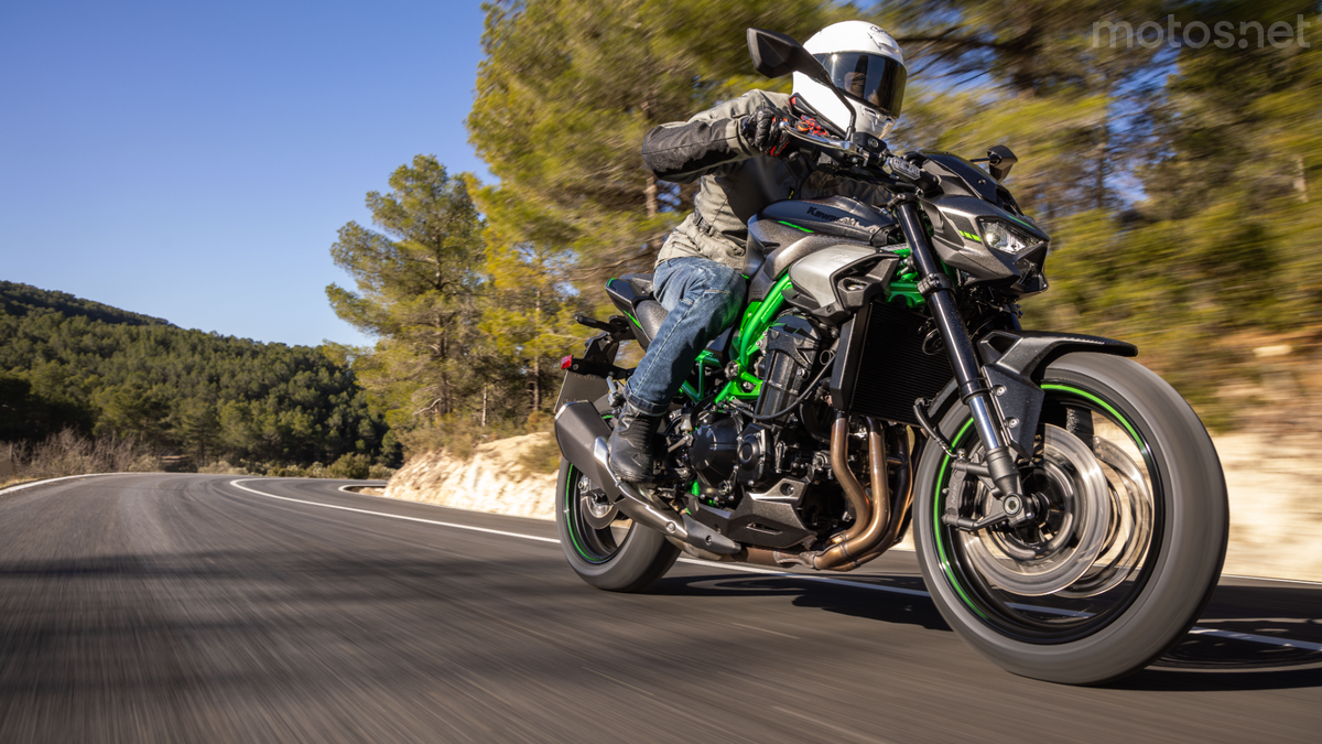 Probamos la mejor Kawasaki Z900, la nueva 2025 | Noticias motos.net