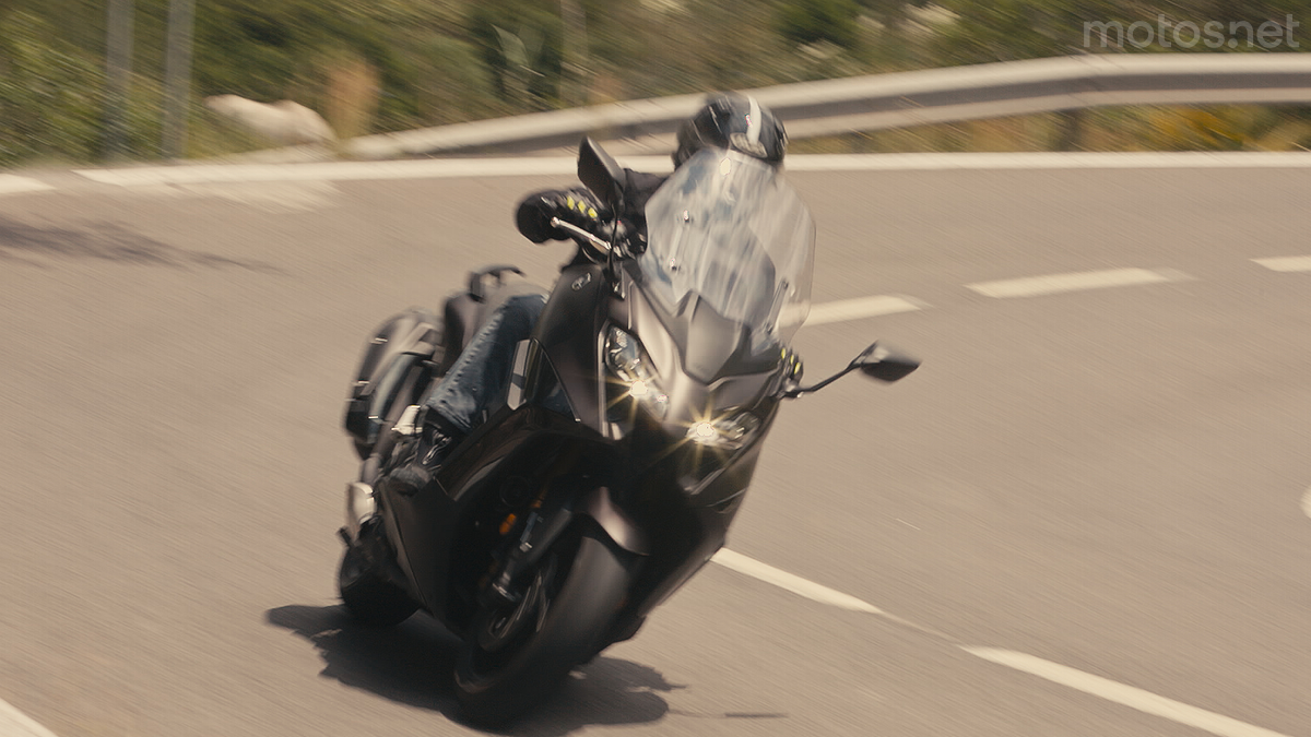 Comparativo Kymco AK Premium vs Yamaha TMAX Tech Max | Noticias motos.net