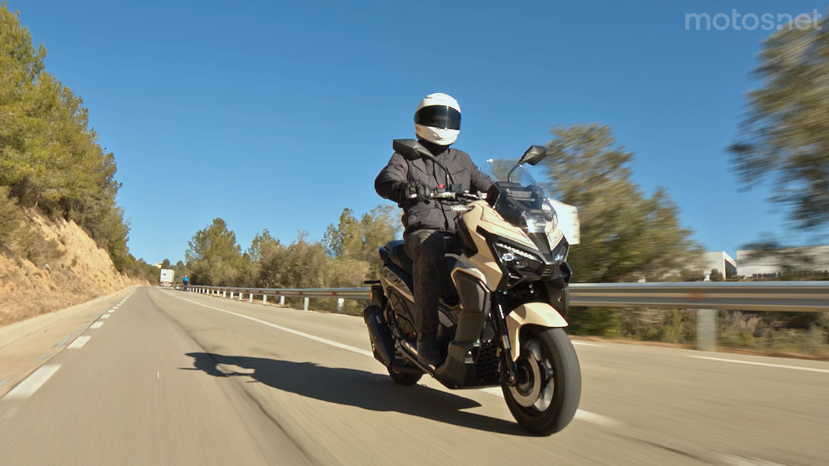 Probamos a fondo el Keeway Vieste 300 XDV, un "crossover" muy ...